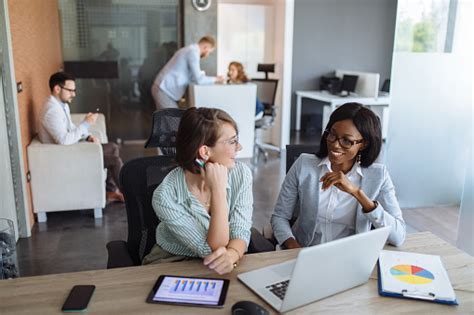 노트북 디지털 태블릿 및 차트 용지를 협력하는 비즈니스 우먼 그래프에 대한 스톡 사진 및 기타 이미지 그래프 2명 경과보고 Istock