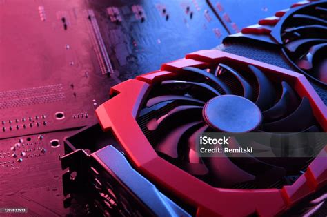 컴퓨터 게임 그래픽 카드 회로 기판에 두 개의 쿨러와 비디오 카드 마더 보드 배경 클로즈업 빨간색파란색 조명 장비에 대한 스톡 사진 및 기타 이미지 Istock