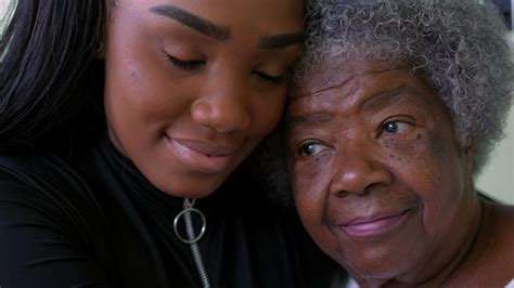 Uma neta adolescente cuidando da avó dando ajuda e apoio Foto Premium