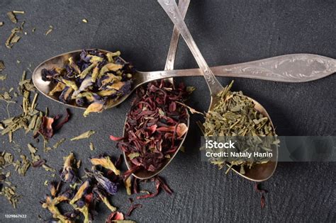 테이블에 숟가락에 드라이 차 반차 녹색 히비스커스 나비 완두콩 꽃 차의 다양한 종류 0명에 대한 스톡 사진 및 기타 이미지 0명 가루로 빻은 개념 Istock