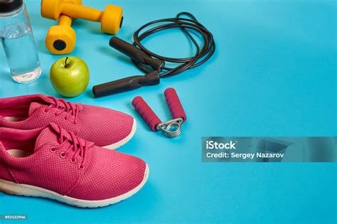 평평 하다 아령 병 물 점프 밧줄과 운동 화 스포츠 장비 피트 니스 항목 상위 보기 Sport Set에 대한 스톡 사진 및 기타 이미지 Istock