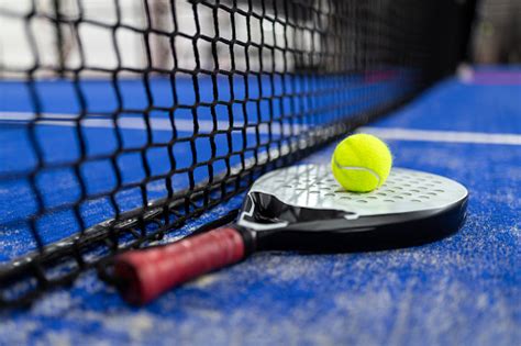 레크리에이션 게임 중 생생한 파란색 코트의 네트 근처에 놓인 패들 라켓과 테니스 공의 클로즈업 모습 0명에 대한 스톡 사진 및 기타 이미지 Istock