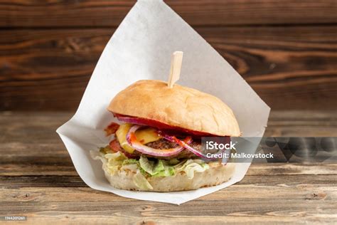 숯불에 구운 소고기 버거 나무 배경에 점심 패스트 푸드와 건강에 해로운 음식의 개념 고기에 대한 스톡 사진 및 기타 이미지 고기 굽기 깨 Istock