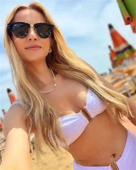 So Sexy Die Heißesten Bikini Bilder Von Melissa Naschenweng