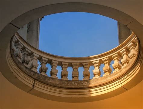 난간 꿈 해몽의 의미 에 매달리는 난간에서 떨어지는 서있는