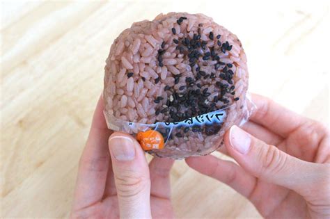 편의점 오니기리 삼각김밥 먹는 방법 누구든 예쁘게 포장을 뜯을 수 있는 꿀팁을 가르쳐드립니다 ｜ Goodie Foodie