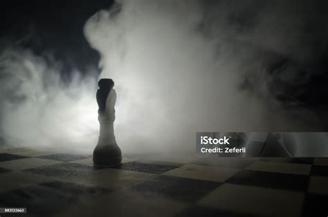 사업 아이디어와 경쟁 및 전략 아이디어 Concep 체스 보드 게임 개념 체스는 연기와 안개와 어두운 배경에 인물 개념에 대한 스톡 사진 및 기타 이미지 Istock