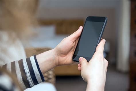 여자 복사 공간을 가진 빈 스마트 폰 화면에서 찾으십시오 가정 생활에 대한 스톡 사진 및 기타 이미지 가정 생활 가정의 방 공란 Istock