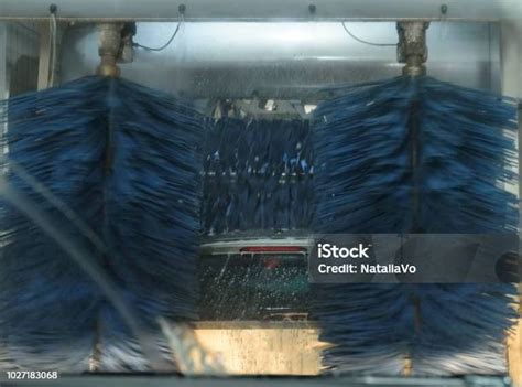 자동차 자동 회전 세척과 역 세척 작업에 브러쉬 자동 Conveyorized 터널 세차 세차장에 대한 스톡 사진 및 기타 이미지