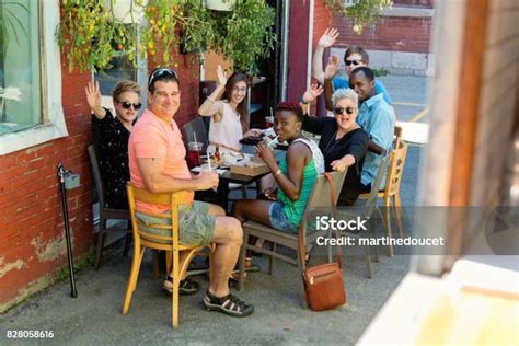 도시에서 음식 트럭에서 점심을 먹고 하는 사람들의 그룹입니다 레스토랑에 대한 스톡 사진 및 기타 이미지 레스토랑 타코 먹기 Istock