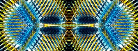 파란색과 노란색 그라데이션 색상의 삼각형과 피라미드로 형상 프랙탈 피규어를 기반으로 초현실적 인 대칭 사이버 외계인 메커니즘추상 예술 3d 배경의 3d 렌더링 양자컴퓨팅에