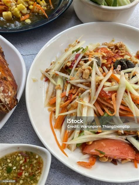 Somtam 또는 매운 그린 파파야 샐러드 태국 요리 매운 맛있는 길거리 음식 스타일 0명에 대한 스톡 사진 및 기타 이미지 0명 건강한 생활방식 건강한 식생활