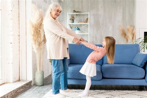 Oma Mit Mädchen Zu Hause Kostenlose Foto