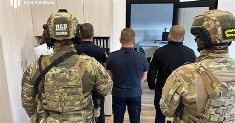 Збитки мільйонні Працівники Львівської митниці незаконно продовжили ввезення автівок за