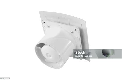 흰색 배경에 고립 벽 전기 갈 퀴 팬입니다 그것은 공 수 기름 연소 제품 가스 연기 냄새 열 및 증기는 공기에서 여 제거 공기 여과의 대피 합니다 가정의 방에 대한 스톡