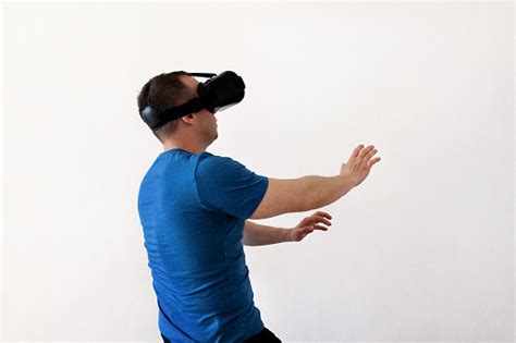 남자 착용 하 고 흰색 바탕에 장치 가상 현실 안경에 모바일 게임 애플 리 케이 션을 재생 남자 작업 및 가상 헤드셋 Vr 상자를 사용 하 여 스마트 폰 사용 현대 기술