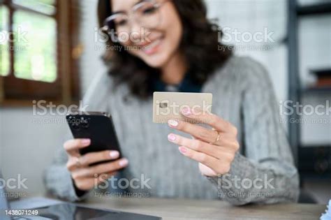신용 카드와 스마트폰을 들고 청구서를 지불하거나 돈을 이체하는 아름다운 아시아 여성 25 29세에 대한 스톡 사진 및 기타 이미지 25 29세 Brand Name