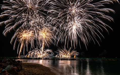 무료 이미지 불꽃 신년의 날 한밤중 행사 하늘 새해 전날 휴일 반사 제전 축제 조명 어둠 공개 이벤트 휴양 디 왈리 강 은행 사진술
