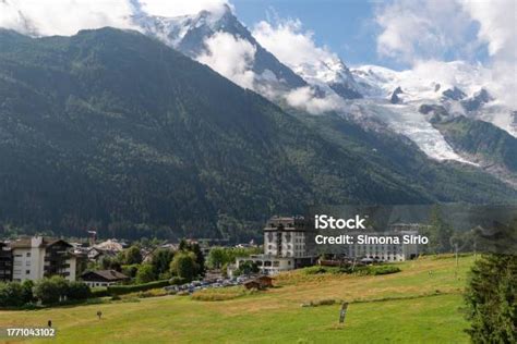 몽블랑 대산괴 기슭의 인기 관광지인 고산 마을의 전망 여름 샤모니 오트 사부아 오베르뉴 론 알프스 프랑스 0명에 대한 스톡 사진 및 기타 이미지 Istock