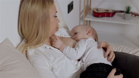 Mujer Rubia Joven Abrazando Y Aliment Ndose Con Su Beb Peque O Hijo Descansando Y Tocando A Su