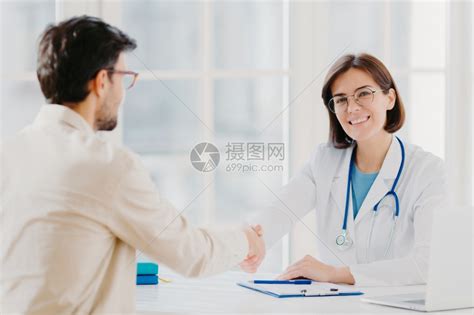 医生给病人看诊高清图片下载 正版图片303689203 摄图网
