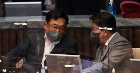 與 새 비대위원장에 당내 최다선 정진석의총서 추인종합
