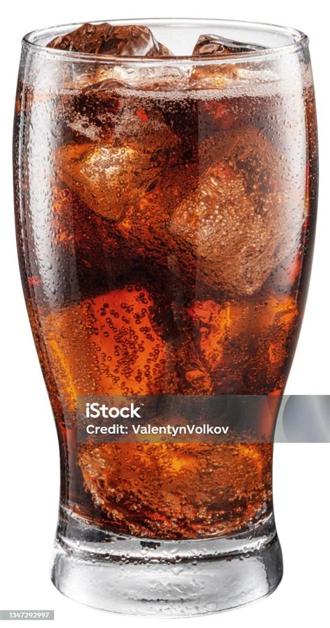 흰색 배경에 고립 된 얼음 조각콜라 음료의 차가운 유리 파일에클리핑 경로가 포함되어 있습니다 유리잔에 대한 스톡 사진 및 기타