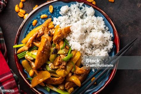 쿵파오 치킨 닭고기 땅콩 채소 칠리 페퍼를 곁들인 중국 전통 쓰촨 요리 볶음 요리 0명에 대한 스톡 사진 및 기타 이미지 0명 건강한 식생활 견과 Istock