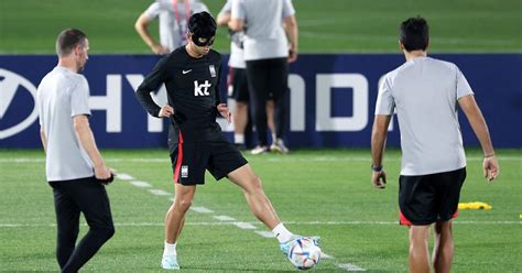 한 켠에서 코칭스태프와 패스훈련 갖는 손흥민