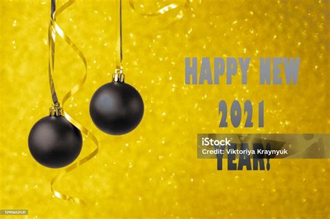 황금 보케 배경에 두 개의 회색 크리스마스 공 최소한의 겨울 구성 새해 컨셉 겨울에 대한 스톡 사진 및 기타 이미지 겨울 계절 공휴일 Istock
