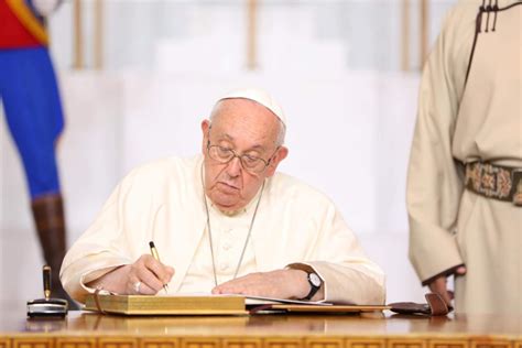 Монгол Улсын Ерөнхийлөгч У Хүрэлсүх Гэгээн Ширээт Улсын Төрийн тэргүүн Пап Францисыг угтан авлаа