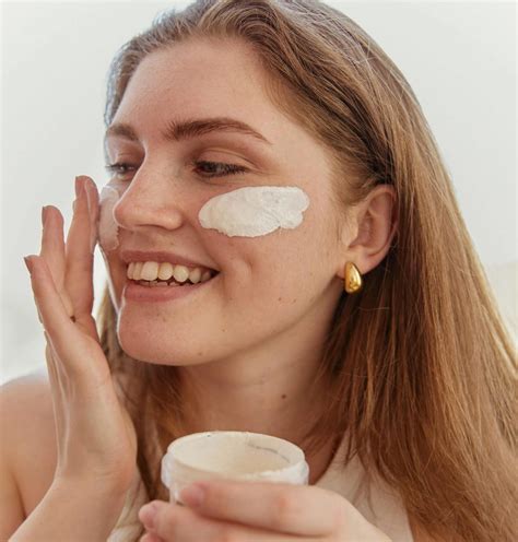 The Risks Of Contouring With Sunscreen Tiktoks Latest Beauty Trend