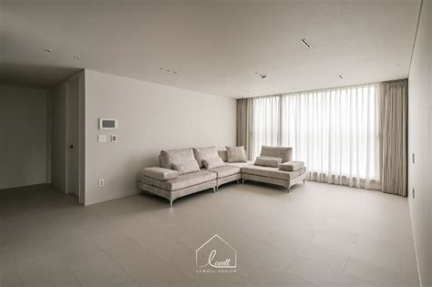 최법연 아파트거실인테리어 기존의 우물 천정을 평탄화하고 매립조명을 설치해 깔끔하고 넓어보이는 효과를 주고 다운라이트 조명과 멀티라이트 매입등을 함께 조합해 거실의