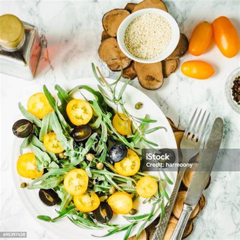 Arugula 노란 토마토 올리브 포도 참 깨 건강 한 라이프 스타일 및 원료 식품 개념와 신선한 그린 샐러드 0명에 대한 스톡 사진 및 기타 이미지 Istock