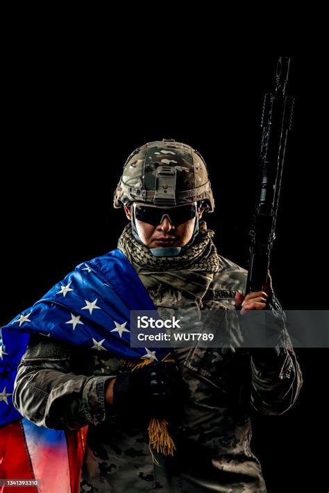 미국 국기를 배경으로 한 군인의 사진 소총을 들고 있는 미국 군인 또는 군사 계약자 특수부대 배경에 이미지 군인 군대 전쟁 무기 및 기술 개념 35 39세에 대한 스톡 사진