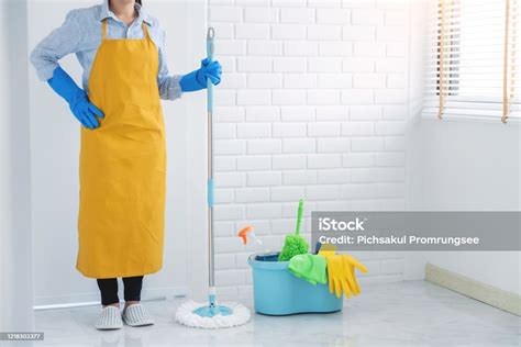 집에서 바닥을 청소하기위한 청소 에이전트와 걸레와 양동이와 여성 가정부 바닥 관리 및 청소 서비스 가사 집안일에 대한 스톡 사진 및 기타 이미지 Istock