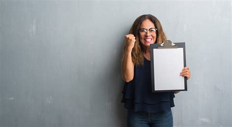 중세 스페인 여자 회색 그런 지 벽 잡고 클립보드를 통해 서 화가 좌절된 소리와 분노 미친 개념을 분노와 손을 고 함 갈색