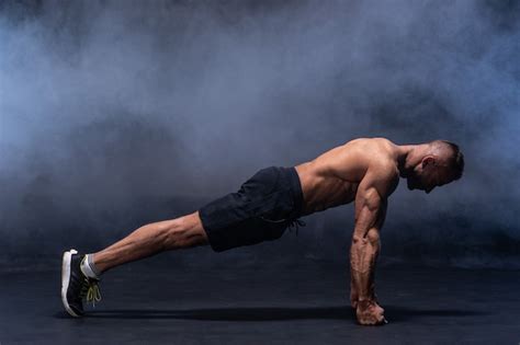 Hombre Musculoso Haciendo Ejercicio Calistenia Aislado Sobre Fondo