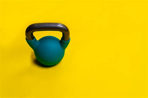 Kettlebell 스페이스 블루의 배경 노란색 텍스트로 격리 된 피트니스 건강한 라이프 스타일 체중 색상을위한 검은 색에서 건강에 적합합니다 생생한 파운드 손 강한 강철
