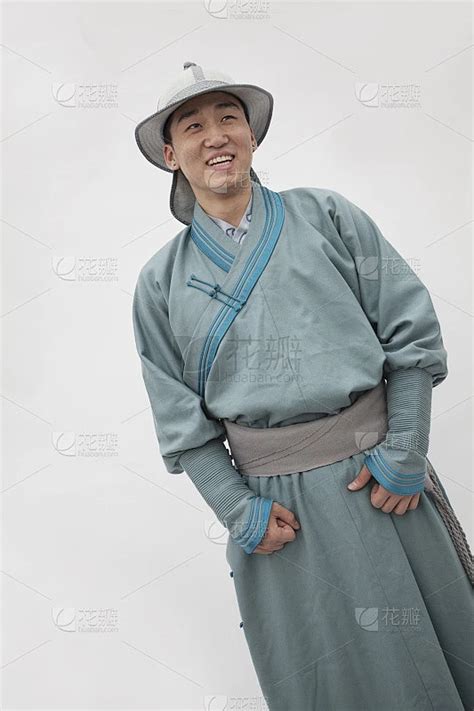 身着传统服装微笑的年轻人的肖像在摄影棚拍摄素材 花瓣网