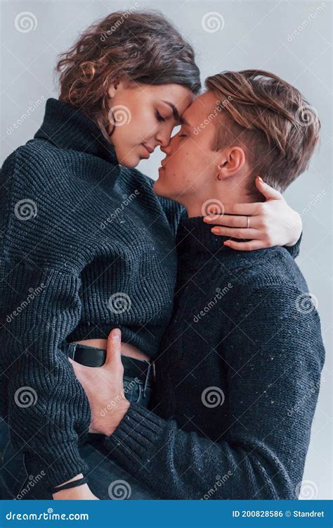 Linda Pareja Joven Bes Ndose En Interiores En El Estudio Foto De Archivo Imagen De Pares