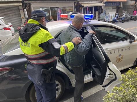 老翁血糖低坐路旁 西螺警獲報協助返家