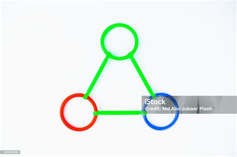 흰색 배경에 원형과 선 모양의 플라스틱 모양 이동 장난감으로 만든 삼각형 모양 3차원 형태에 대한 스톡 사진 및 기타 이미지 3차원 형태 개념 개체 그룹 Istock