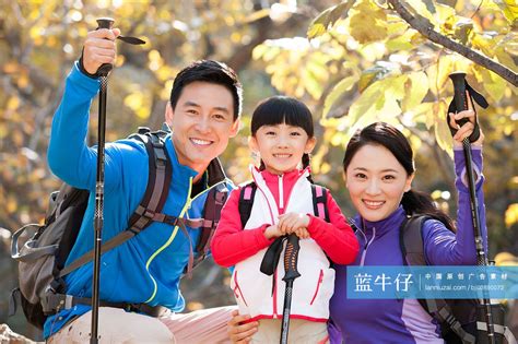 一家三口户外郊游 蓝牛仔影像 中国原创广告影像素材