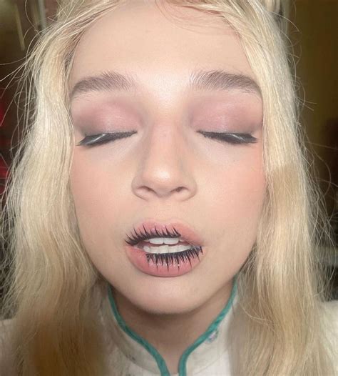 Poppy The Singer That Poppy Aesthetic Poppy Logo Singer Makeup Inspo