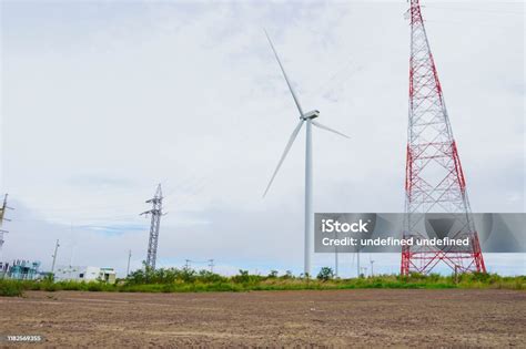 풍력 터빈 대체 전기 공급원 지속 가능한 자원의 개념 풍력 발전기 터빈이있는 아름다운 산악 풍경 재생 에너지 개념 0명에 대한