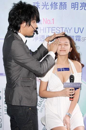 组图：李妍瑾素颜性感代言 不慎露底大泄春光影音娱乐新浪网