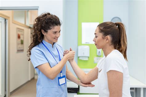 의사는 현대 클리닉에서 골다공증 치료 운동을 젊은 여성을 가르치고 있습니다 근육 재활 물리 치료 중 여성 환자를 돕는 물리 치료사 물리치료에 대한 스톡 사진 및 기타 이미지