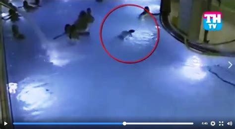 ВИДЕО Дөрвөн настай хүү усанд живж байхад хэн ч анзаарахгүй өнгөрөв