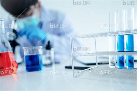 药物研究实验室中的生化研究科学家小组与显图片 包图网企业站
